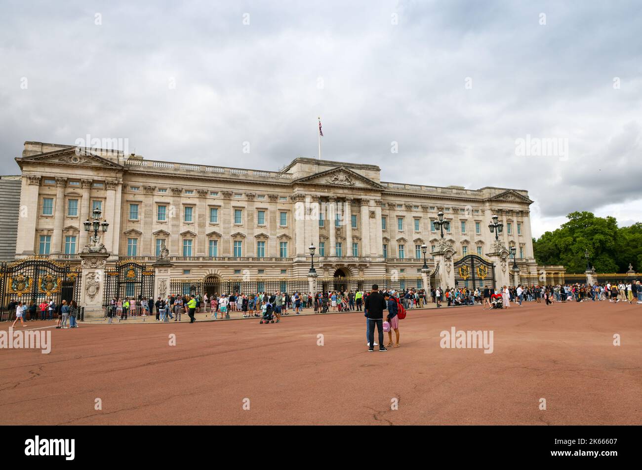 28 7 2022: local and overseas visitors take photos before the ...