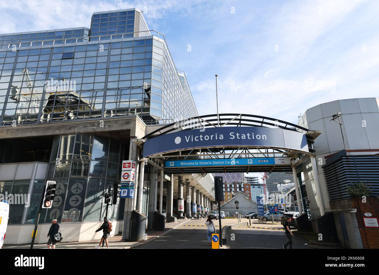 28 6 2022 busy travelers in Victoria Station, London, UK Stock Photo ...