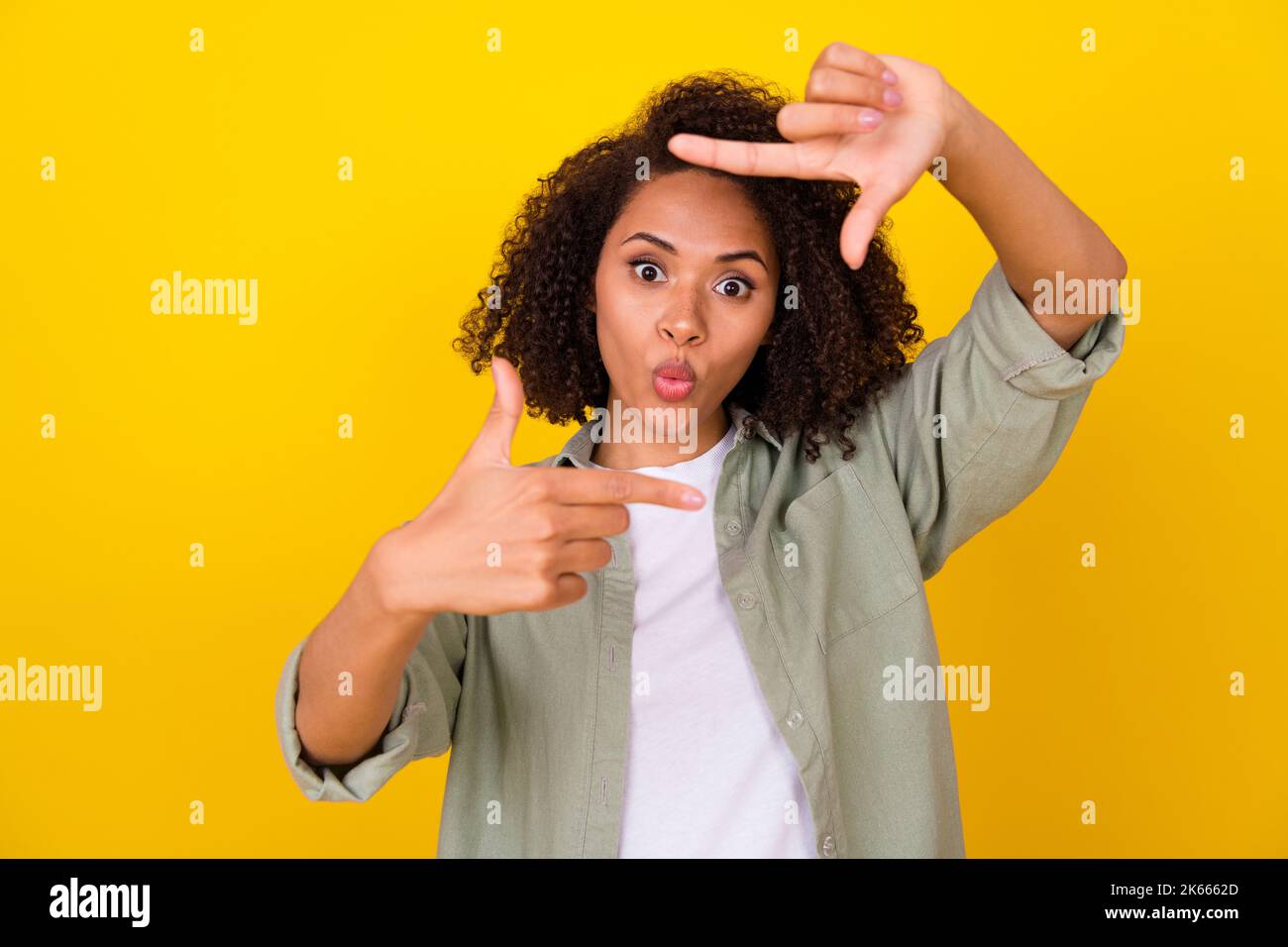 Photo of impressed wavy millennial lady do photo wear grey shirt ...