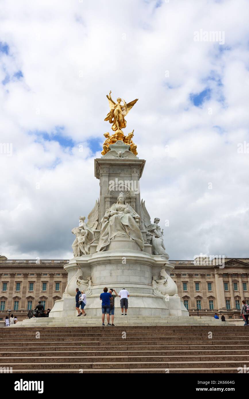 28 7 2022: Statues and monument (Victoria Memorial, Queen, Angel of ...
