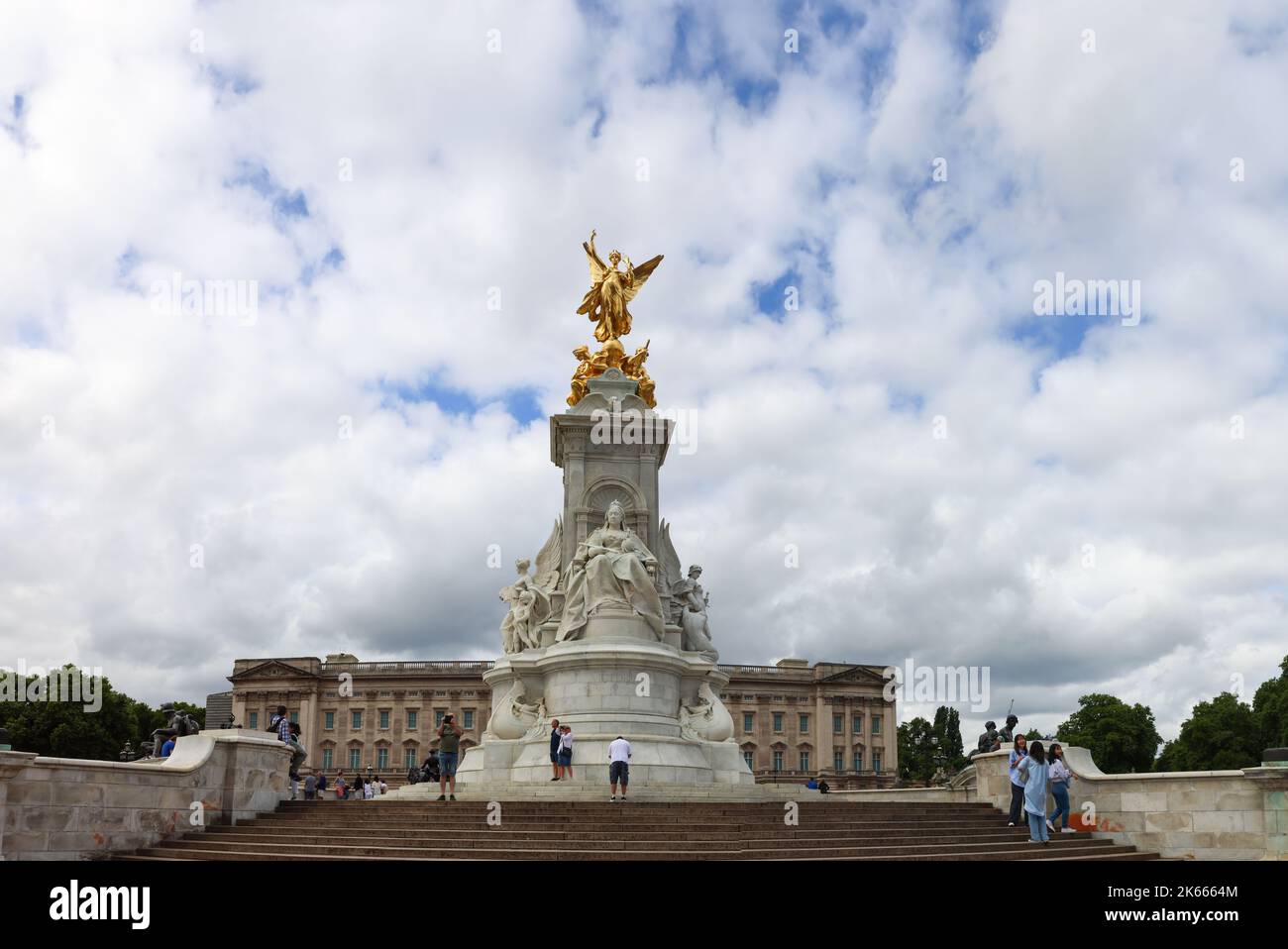 28 7 2022: Statues and monument (Victoria Memorial, Queen, Angel of ...