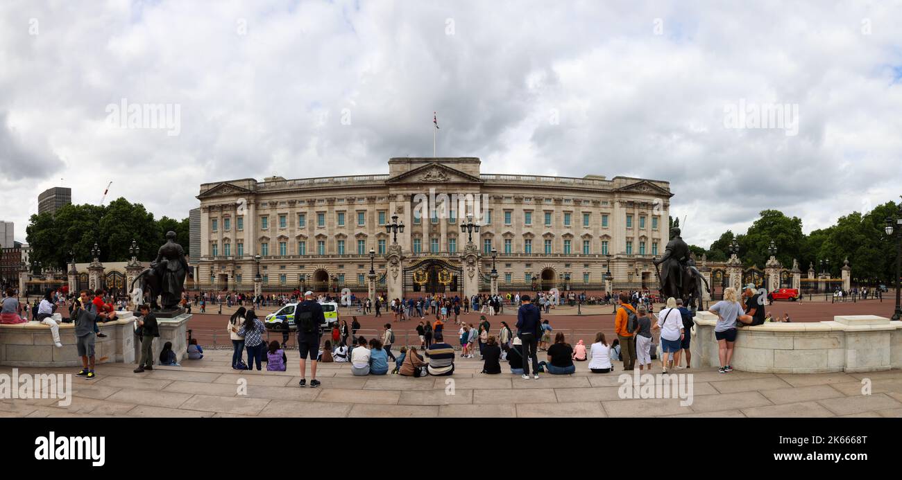 28 7 2022: local and overseas visitors take photos before the ...