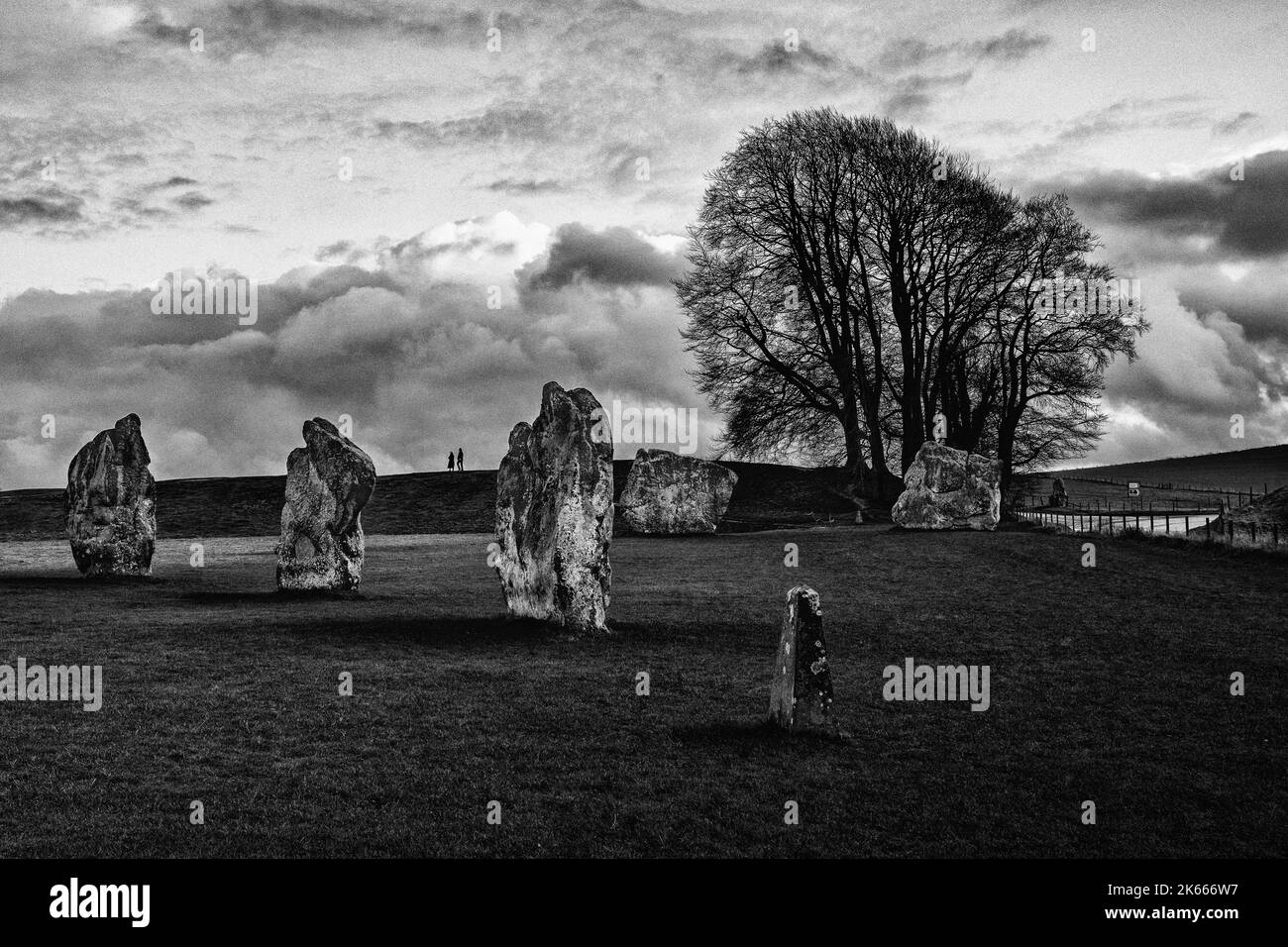 Avebury stone circle standing stones Black and White Stock Photos ...