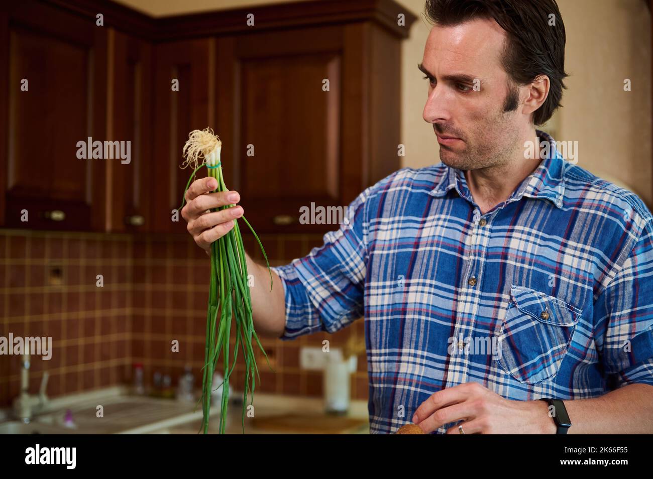 Sorting groceries hi-res stock photography and images - Alamy