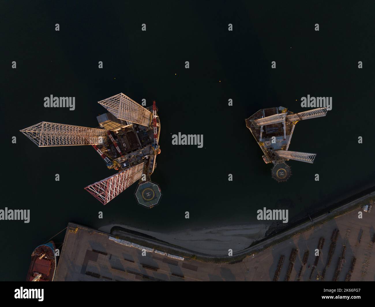 Offshore floating installation sea platform petroleum gas seabed ocean ...