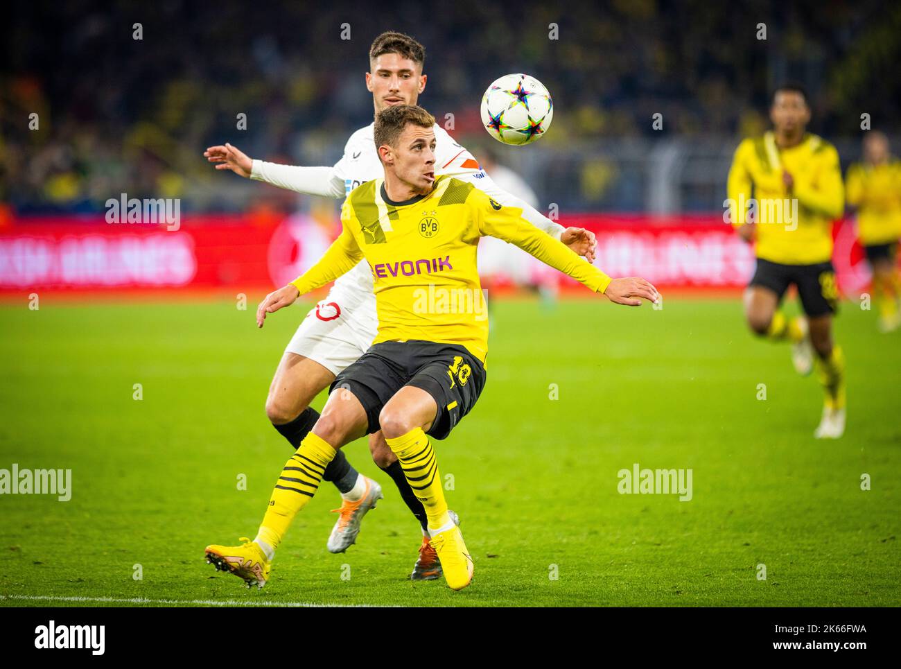 Dortmund, 11.10.2022 Thorgan Hazard (BVB), Jose Angel Carmona (Sevilla ...