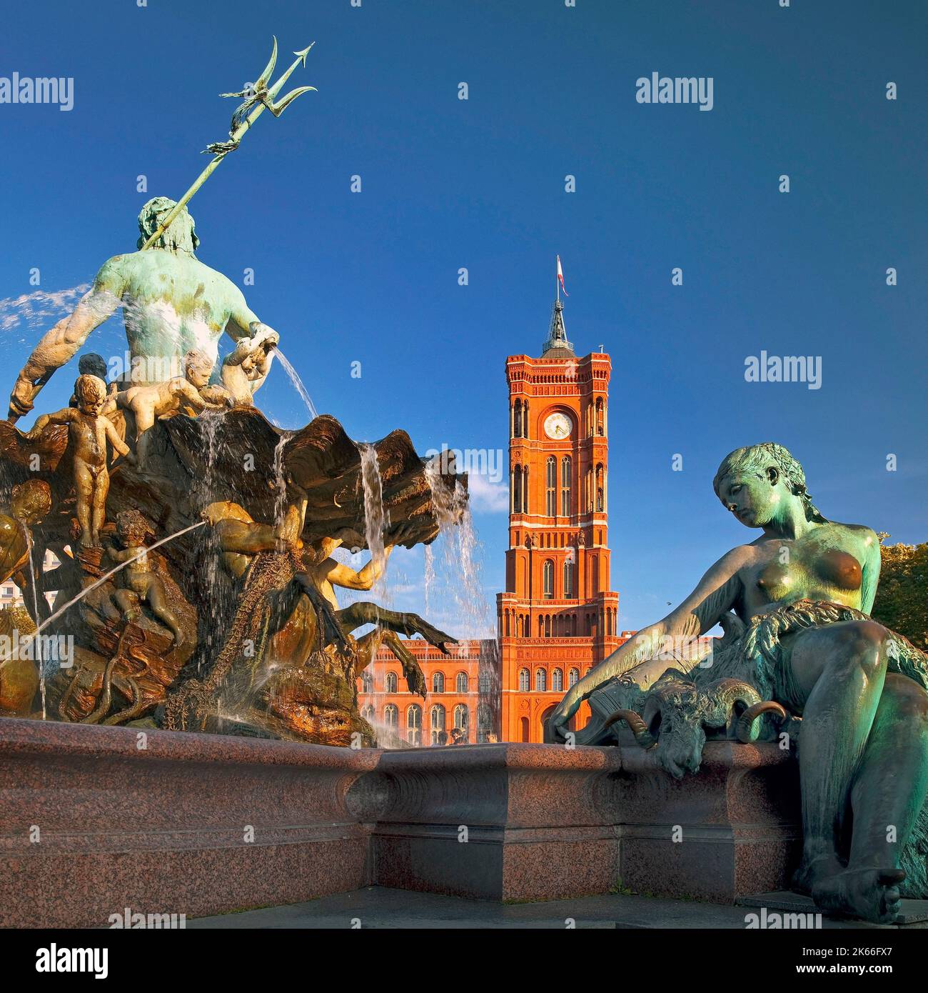 Neptun fountain and Red townhall in Berlin-Mitte in evening light ...