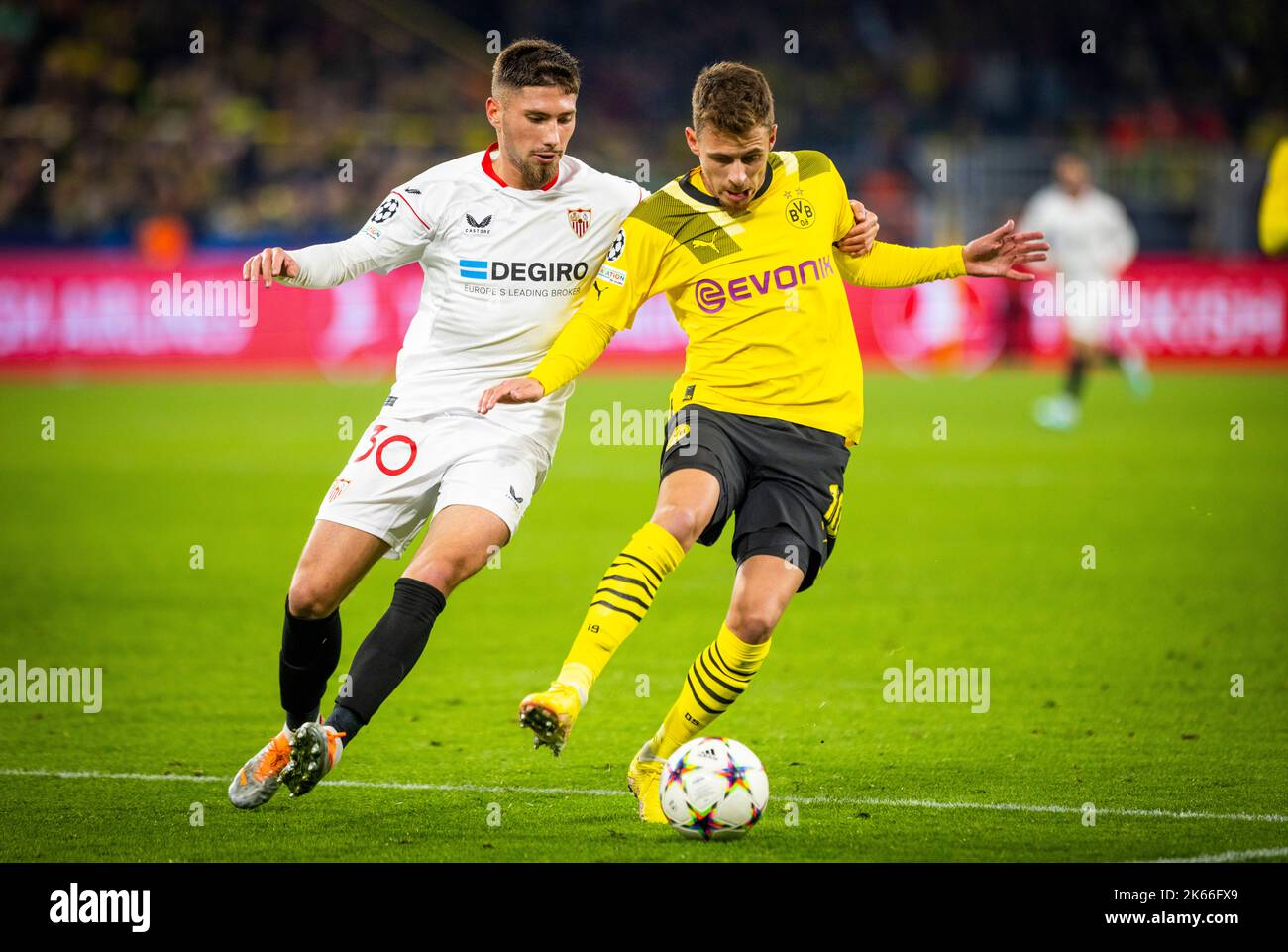 Dortmund, 11.10.2022 Thorgan Hazard (BVB), Jose Angel Carmona (Sevilla ...