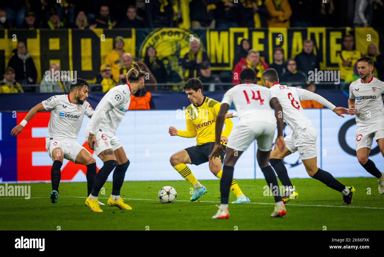 Dortmund, 11.10.2022 Giovanni Reyna (BVB) gegen 5 Sevilla Spieler ...