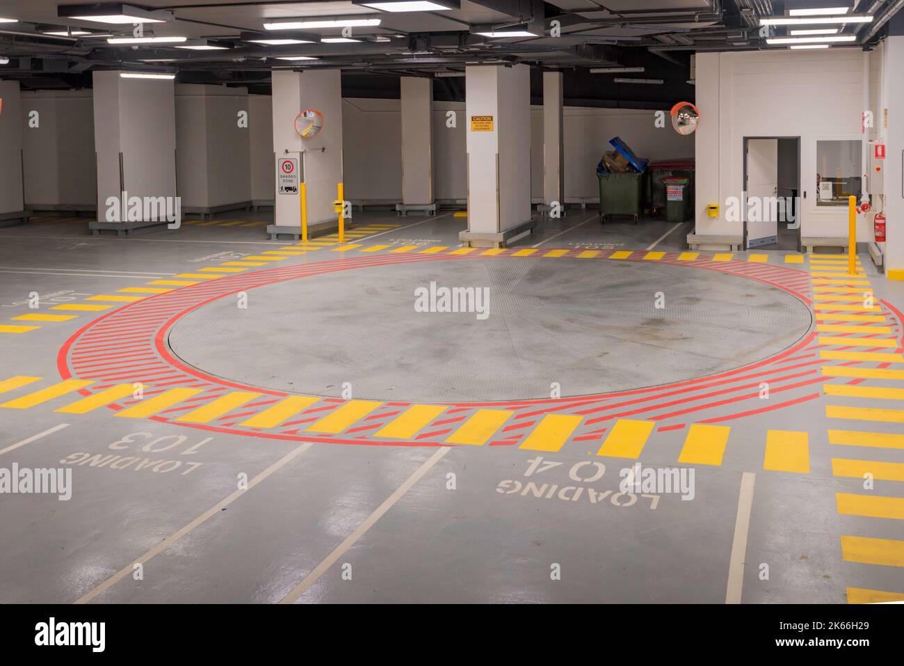 Loading dock turntable hi-res stock photography and images - Alamy