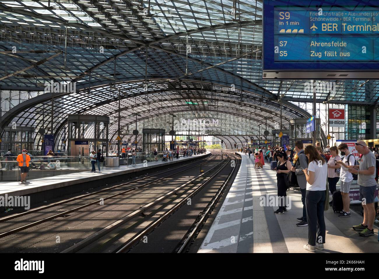 Berlin Hauptbahnhof, upper level S-Bahn platform, Stadtbahn, Germany ...