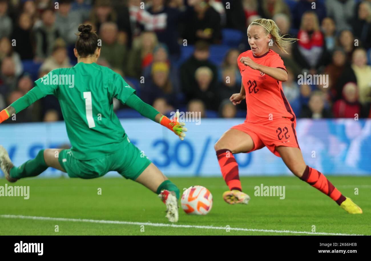BRIGHTON ENGLAND - OCTOBER 11: Beth Mead (Arsenal) England of England ...