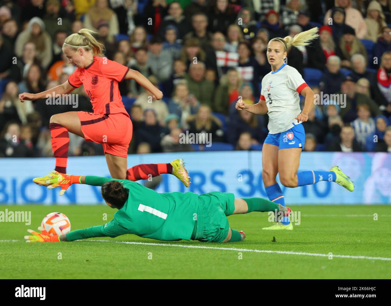 BRIGHTON ENGLAND - OCTOBER 11: Beth Mead (Arsenal) of England Women and ...