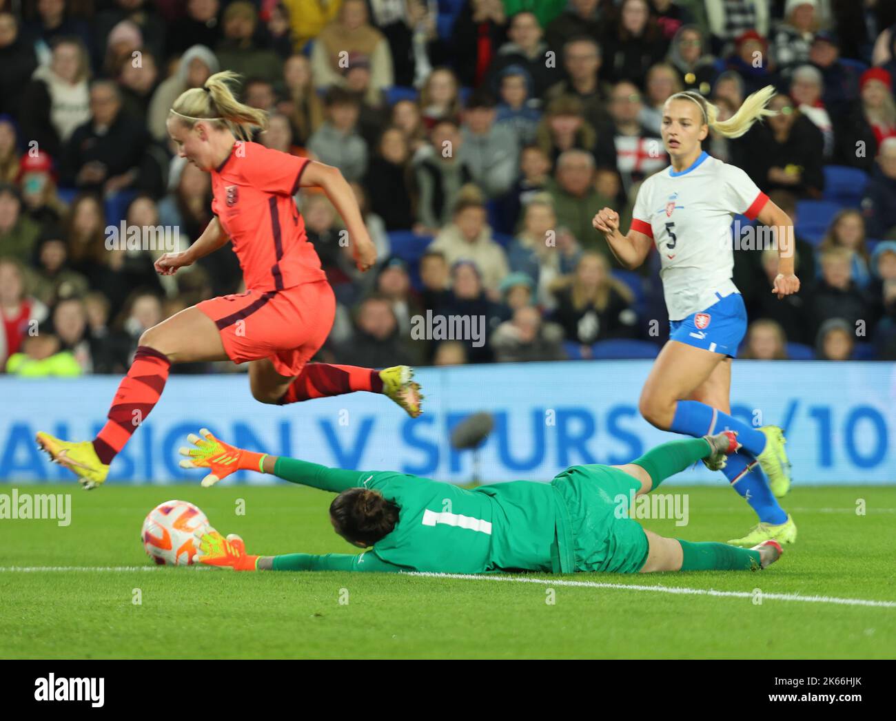BRIGHTON ENGLAND - OCTOBER 11: Beth Mead (Arsenal) of England Women and ...
