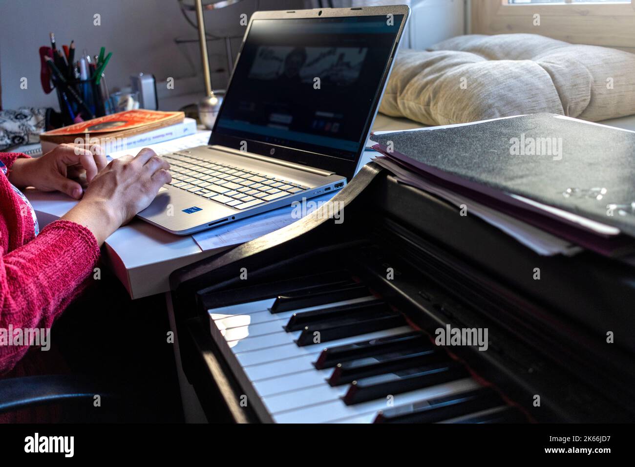 Indoor workday hi-res stock photography and images - Alamy