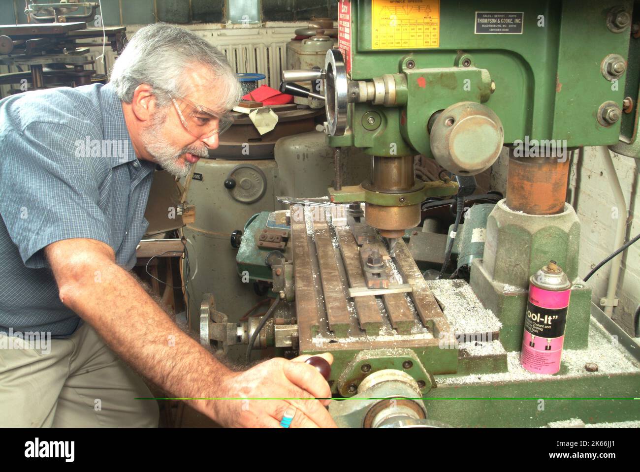 Machinists and aerospace workers hi-res stock photography and images ...