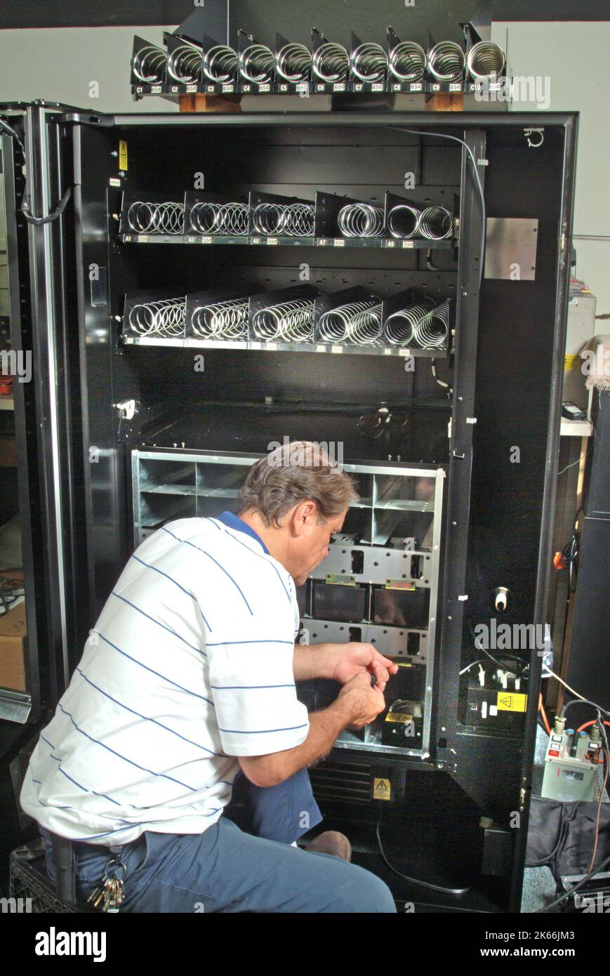 Technician repair vending machine hi-res stock photography and images ...