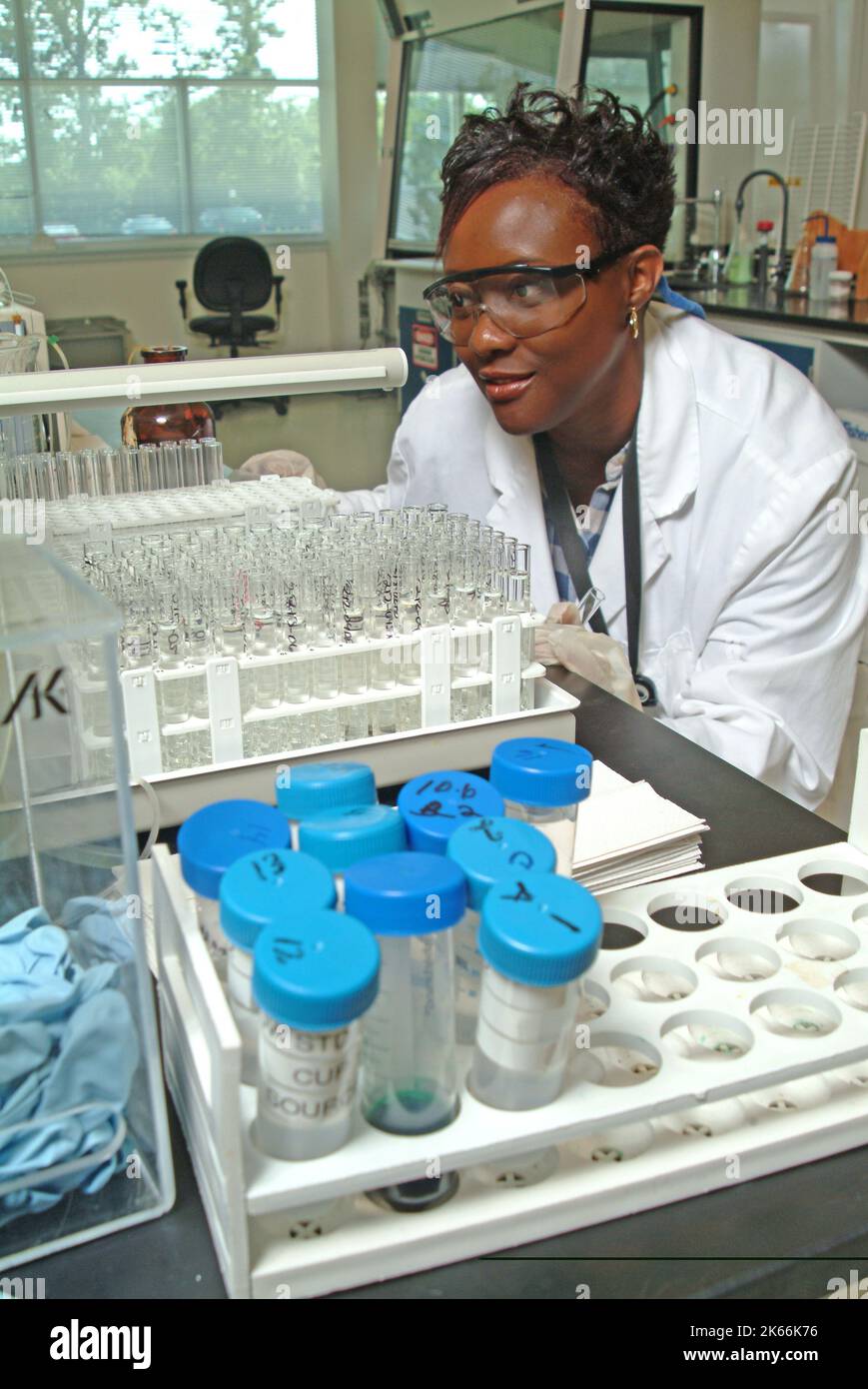 Materials science scientist hi-res stock photography and images - Alamy