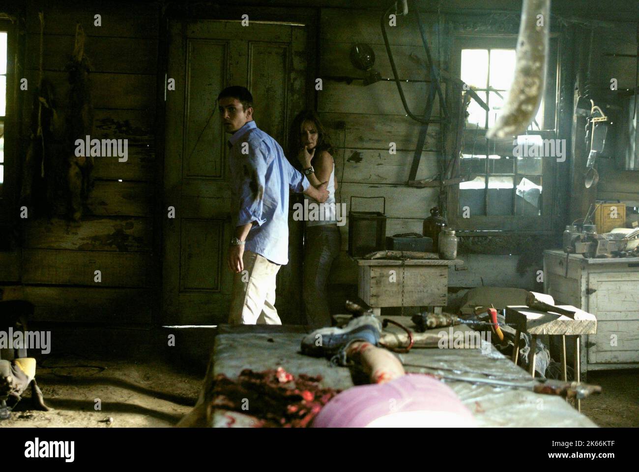 DESMOND HARRINGTON, ELIZA DUSHKU, WRONG TURN, 2003 Stock Photo - Alamy
