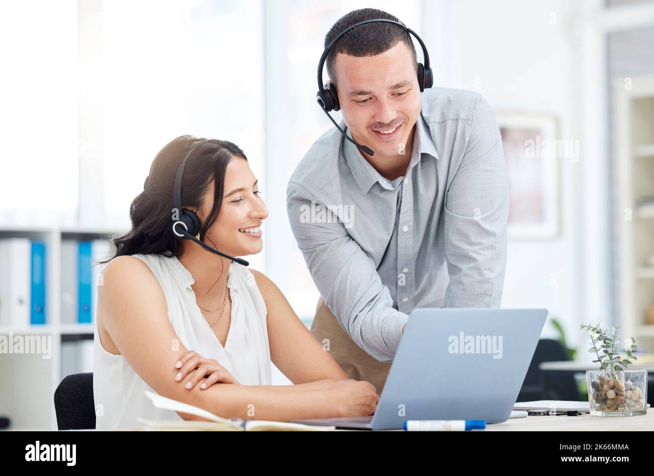 Headset team agents laptop hi-res stock photography and images - Alamy