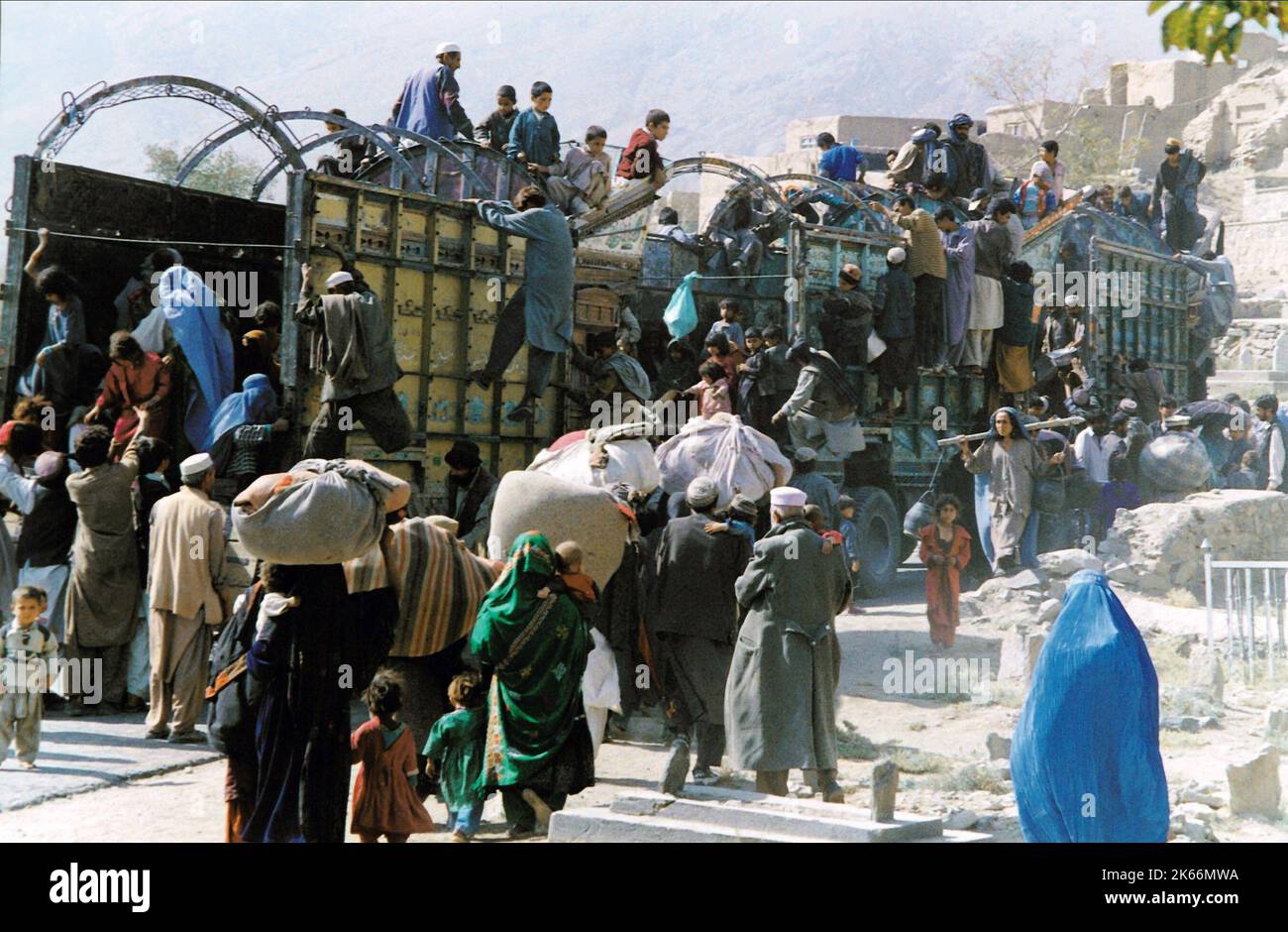 AFGHAN CROWD SCENE, AT FIVE IN THE AFTERNOON, 2003 Stock Photo - Alamy