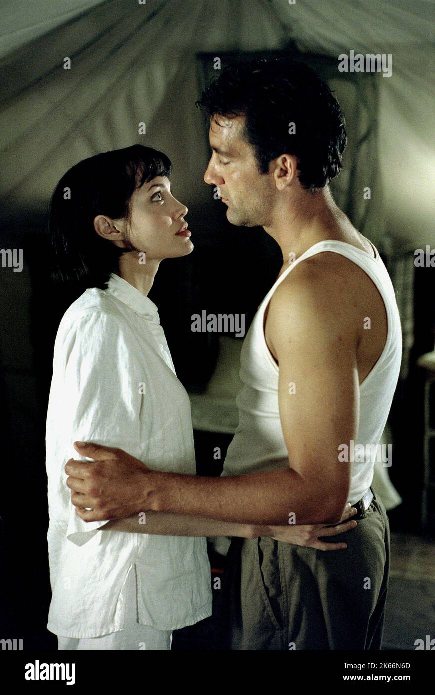 ANGELINA JOLIE, CLIVE OWEN, BEYOND BORDERS, 2003 Stock Photo - Alamy