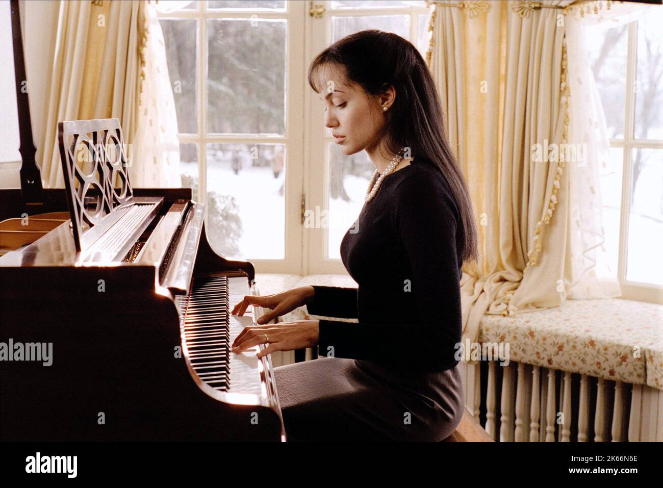 ANGELINA JOLIE, BEYOND BORDERS, 2003 Stock Photo - Alamy