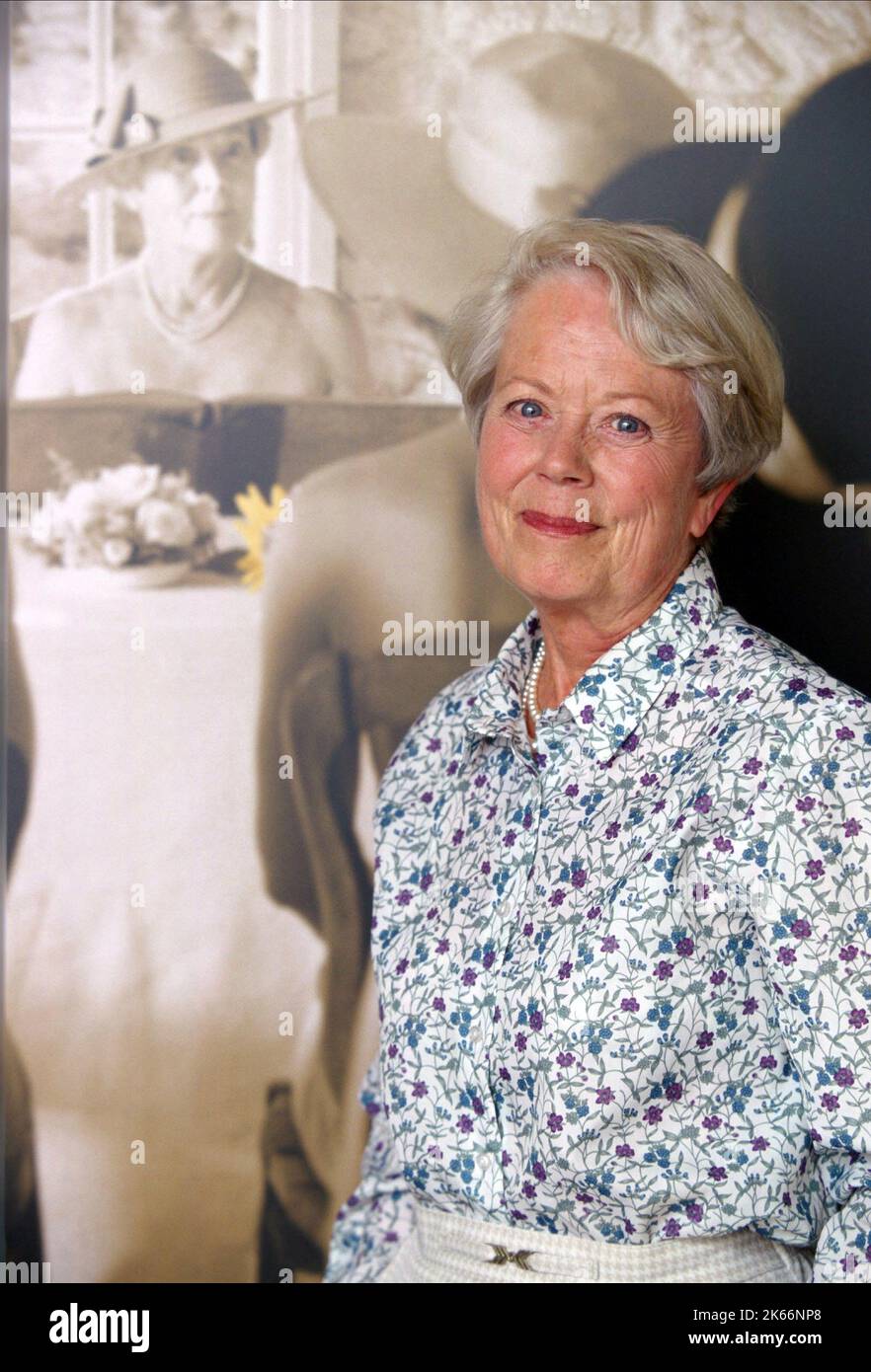 ANNETTE CROSBIE, CALENDAR GIRLS, 2003 Stock Photo - Alamy
