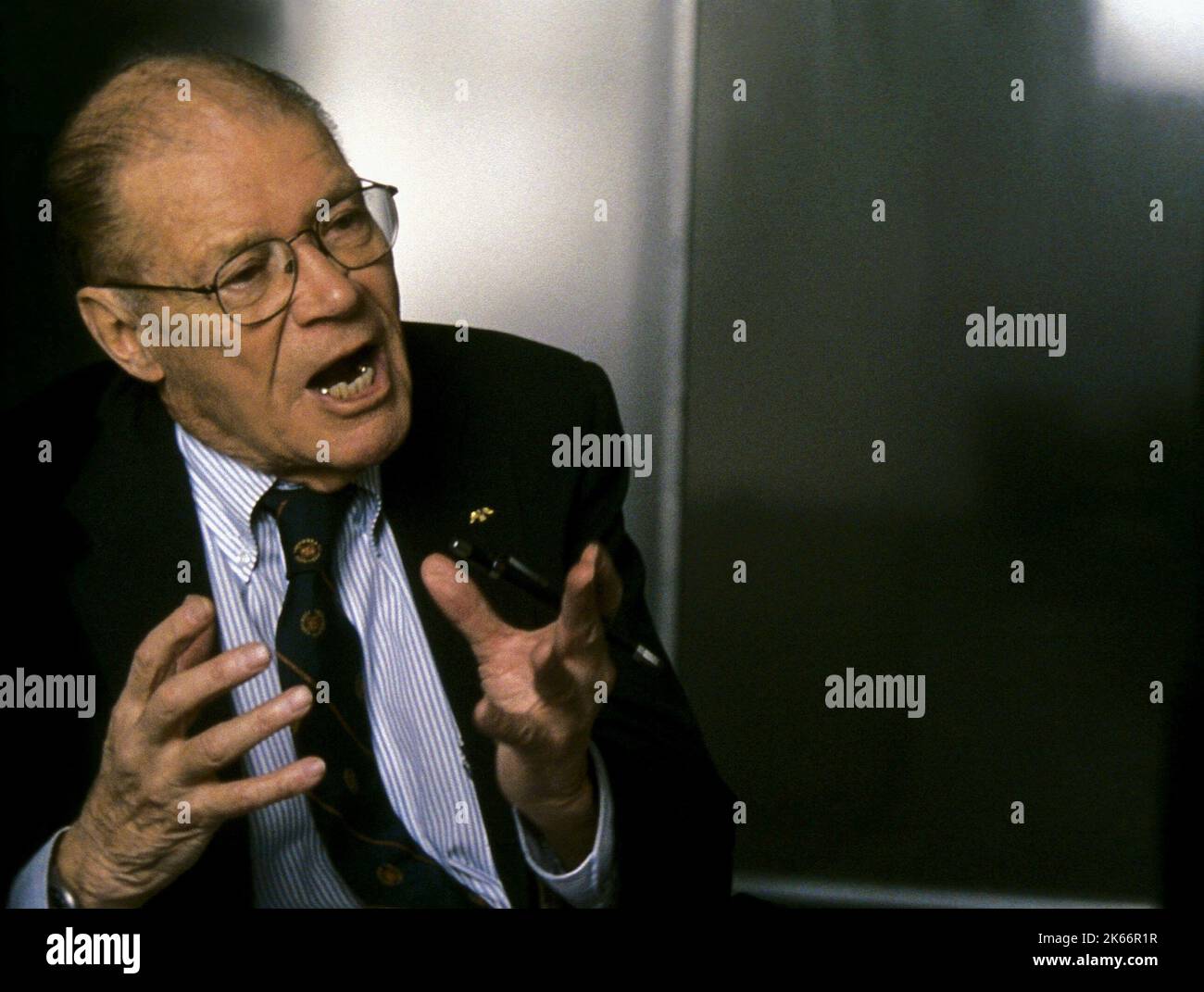 ROBERT MCNAMARA, FOG OF WAR: THE ELEVEN LESSONS FROM THE LIFE OF ROBERT ...