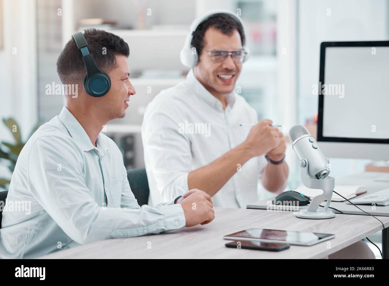 Interview two people microphone hi-res stock photography and images - Alamy