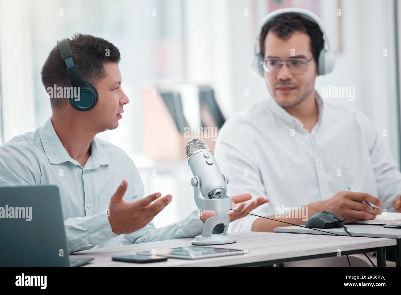 Interview two people microphone hi-res stock photography and images - Alamy