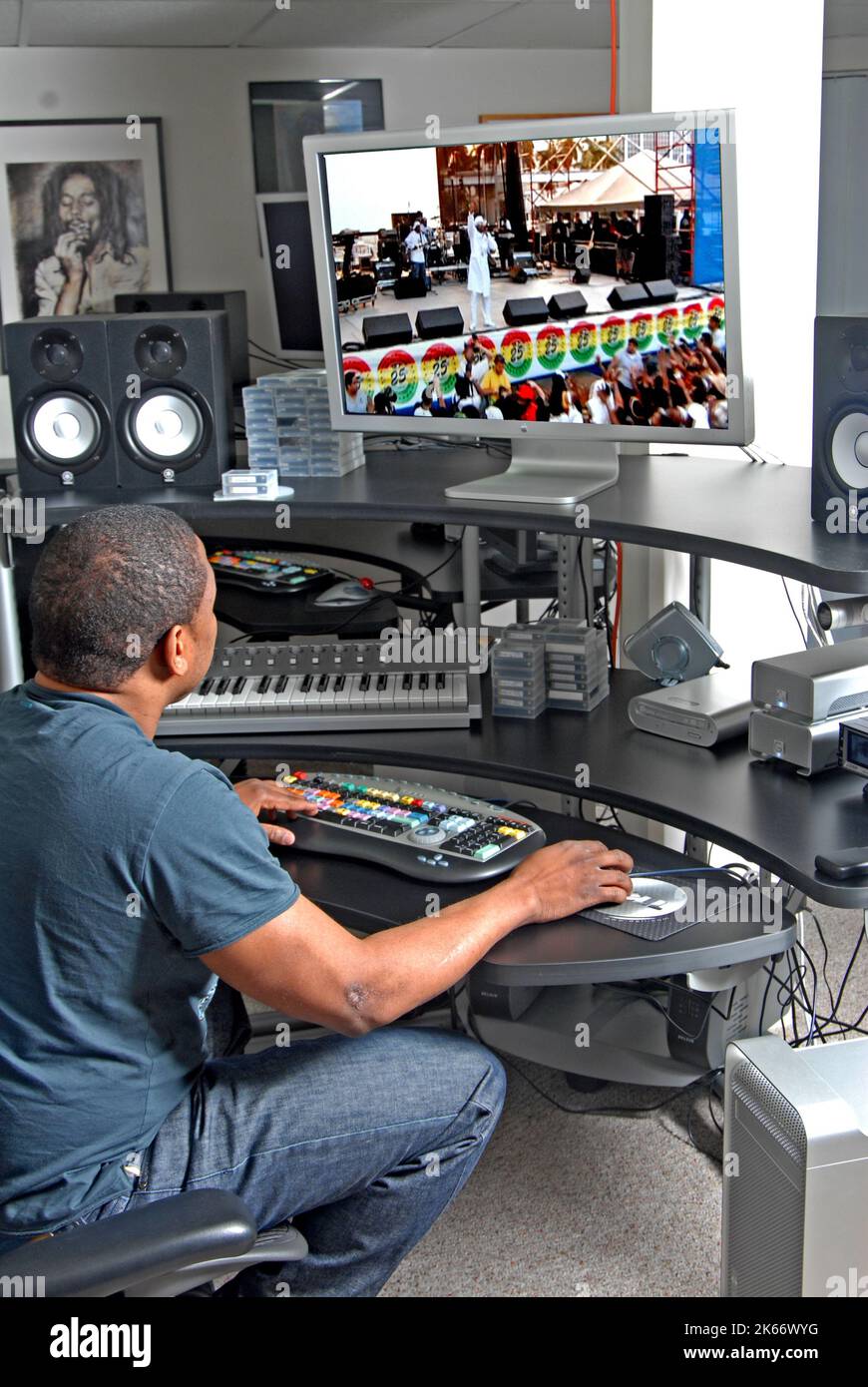 Video editor editing film hi-res stock photography and images - Alamy