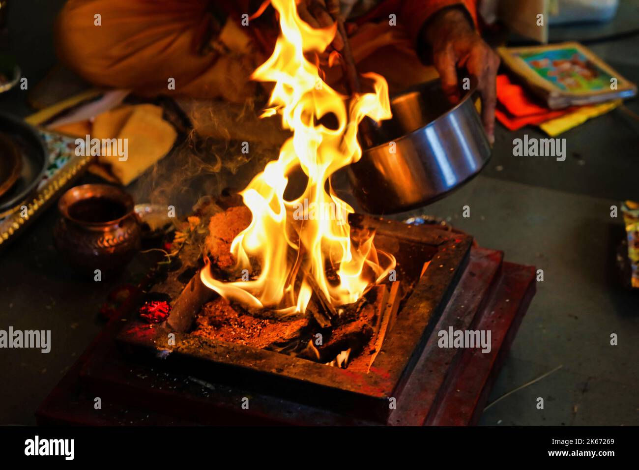 Puja hinduism culture tradition hi-res stock photography and images - Alamy