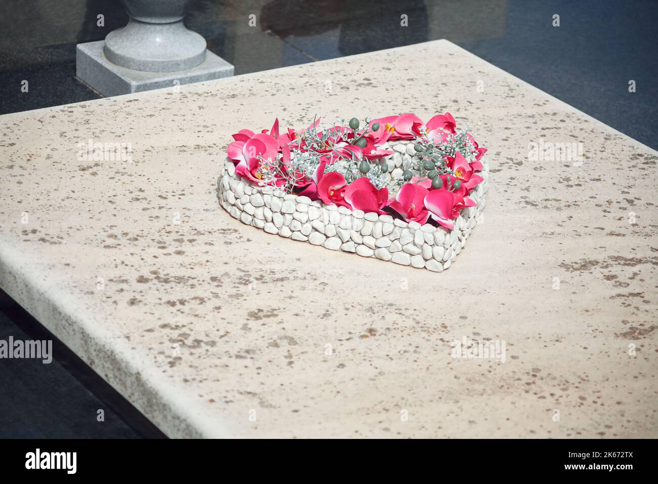 Heart on the headstone . Heart shaped bouquet at the tomb Stock Photo ...