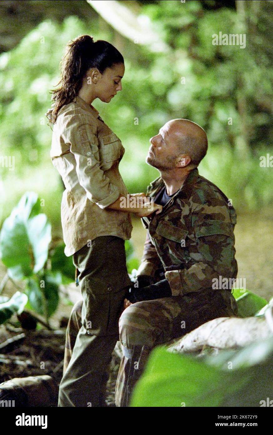 Tears of the sun 2003 bruce willis columbia hi-res stock photography ...