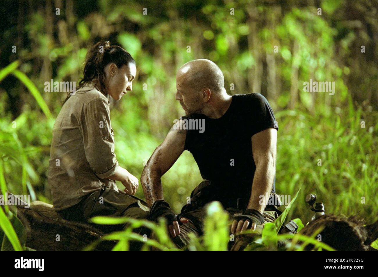 MONICA BELLUCCI, BRUCE WILLIS, TEARS OF THE SUN, 2003 Stock Photo - Alamy