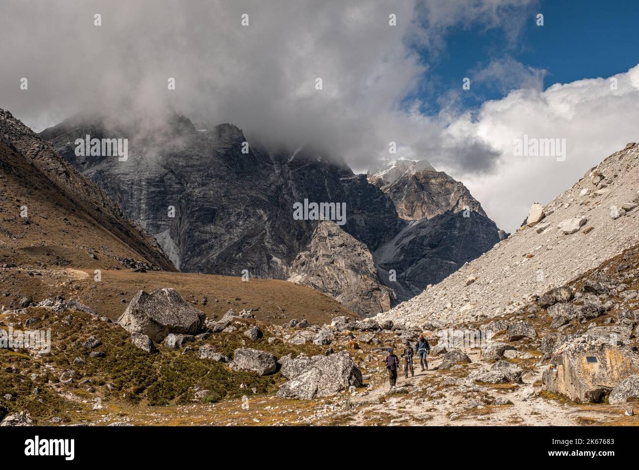 Dramatic landscape of the Himalayas, from the Everest Way, trek to Mt ...