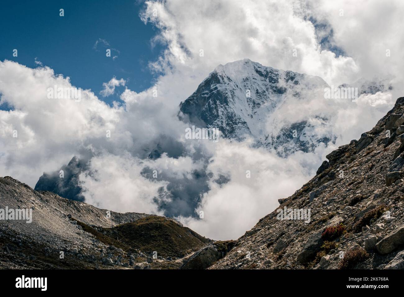 Dramatic landscape of the Himalayas, from the Everest Way, trek to Mt ...