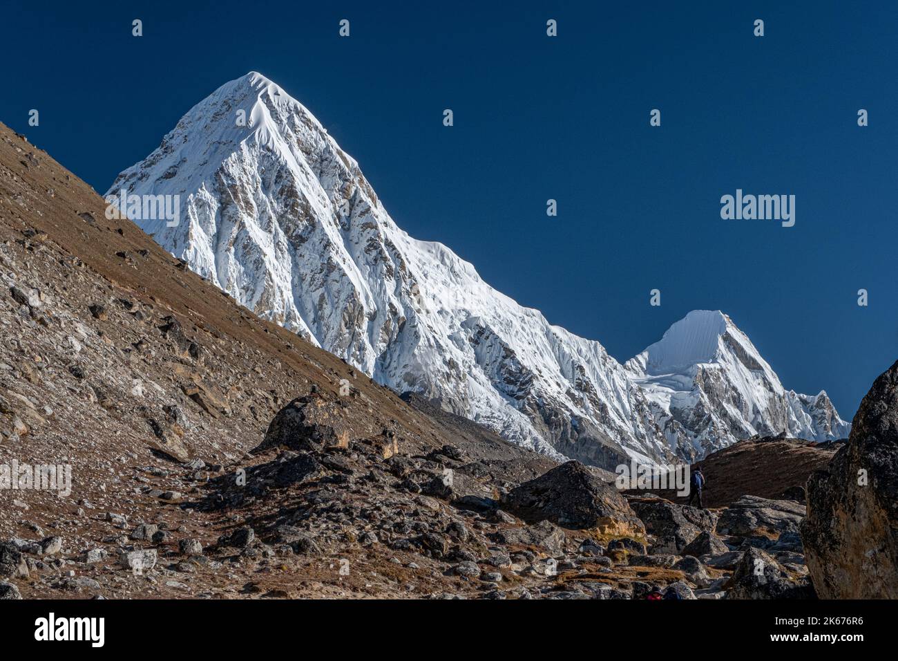 Dramatic mountains rising high above the Everest Way, trek to Mt ...