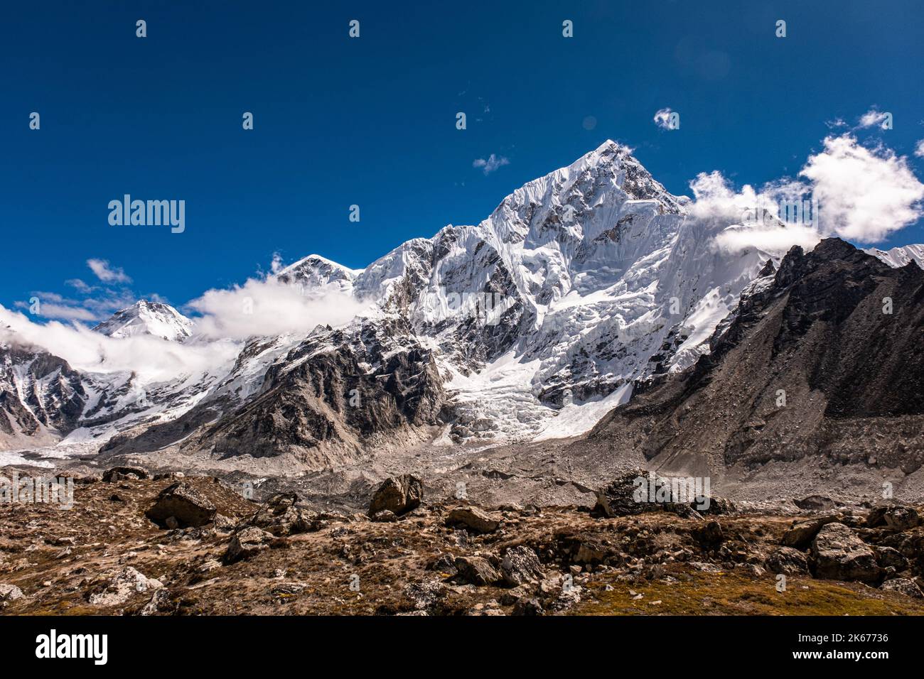 Dramatic lanscape of Himalayan mountains in Nepal along the Everest way ...
