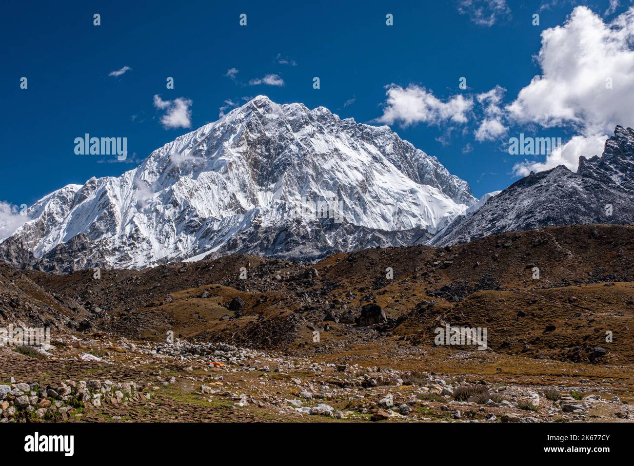 Dramatic lanscape of Himalayan mountains in Nepal along the Everest way ...