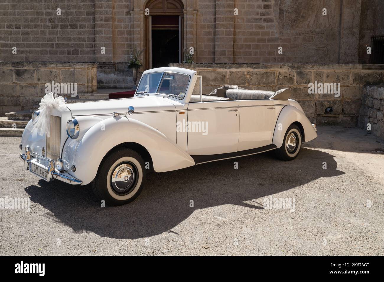 White Wedding Car Stock Photo - Alamy