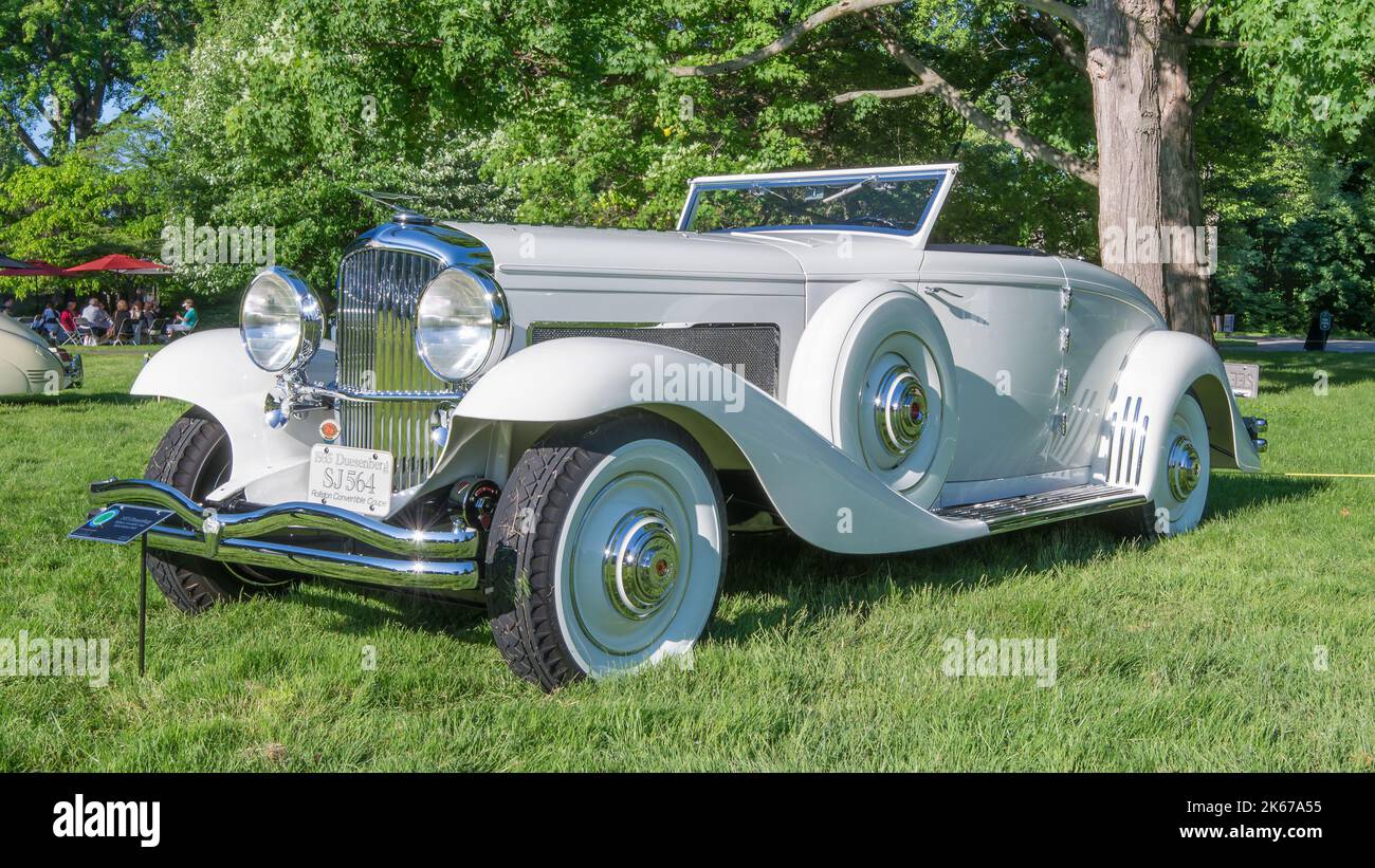 GROSSE POINTE SHORES, MI/USA - JUNE 15, 2014: A 1935 Duesenberg SJ car ...