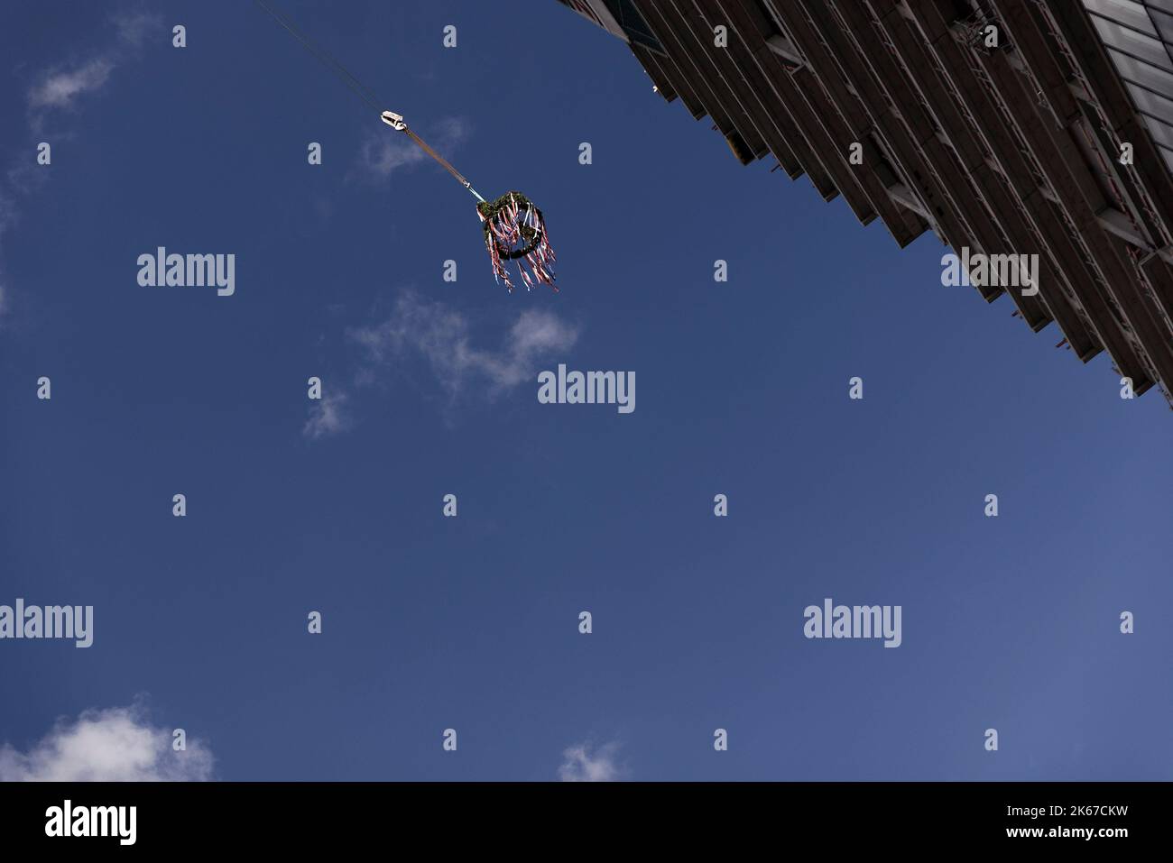 Berlin, Germany. 12th Oct, 2022. The topping-out wreath rises on the ...