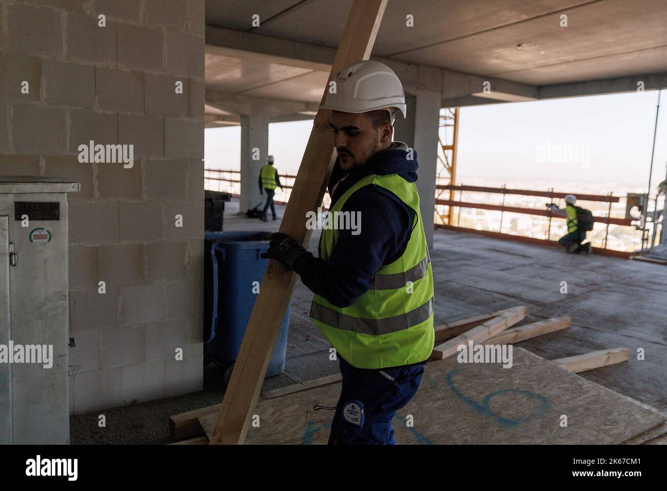 Berlin, Germany. 12th Oct, 2022. A craftsman works on the construction ...