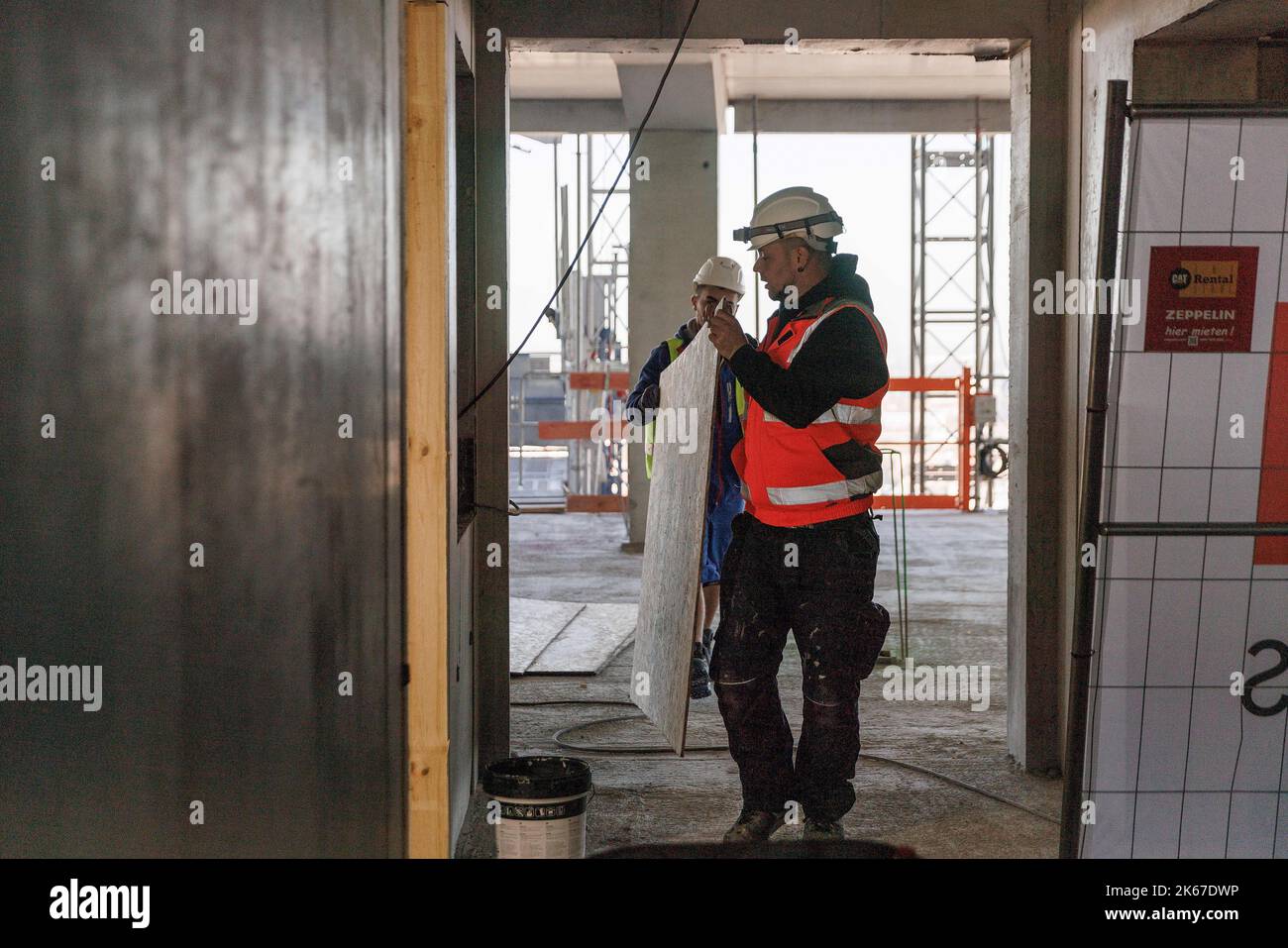 Berlin, Germany. 12th Oct, 2022. Craftsmen work on the construction ...