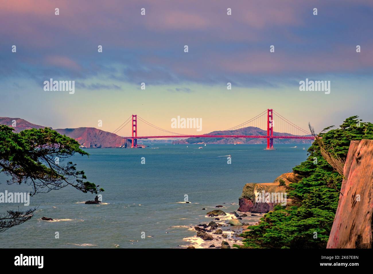 The Golden Gate Bridge with the Marin hills and Pacific Ocean. Foliage ...