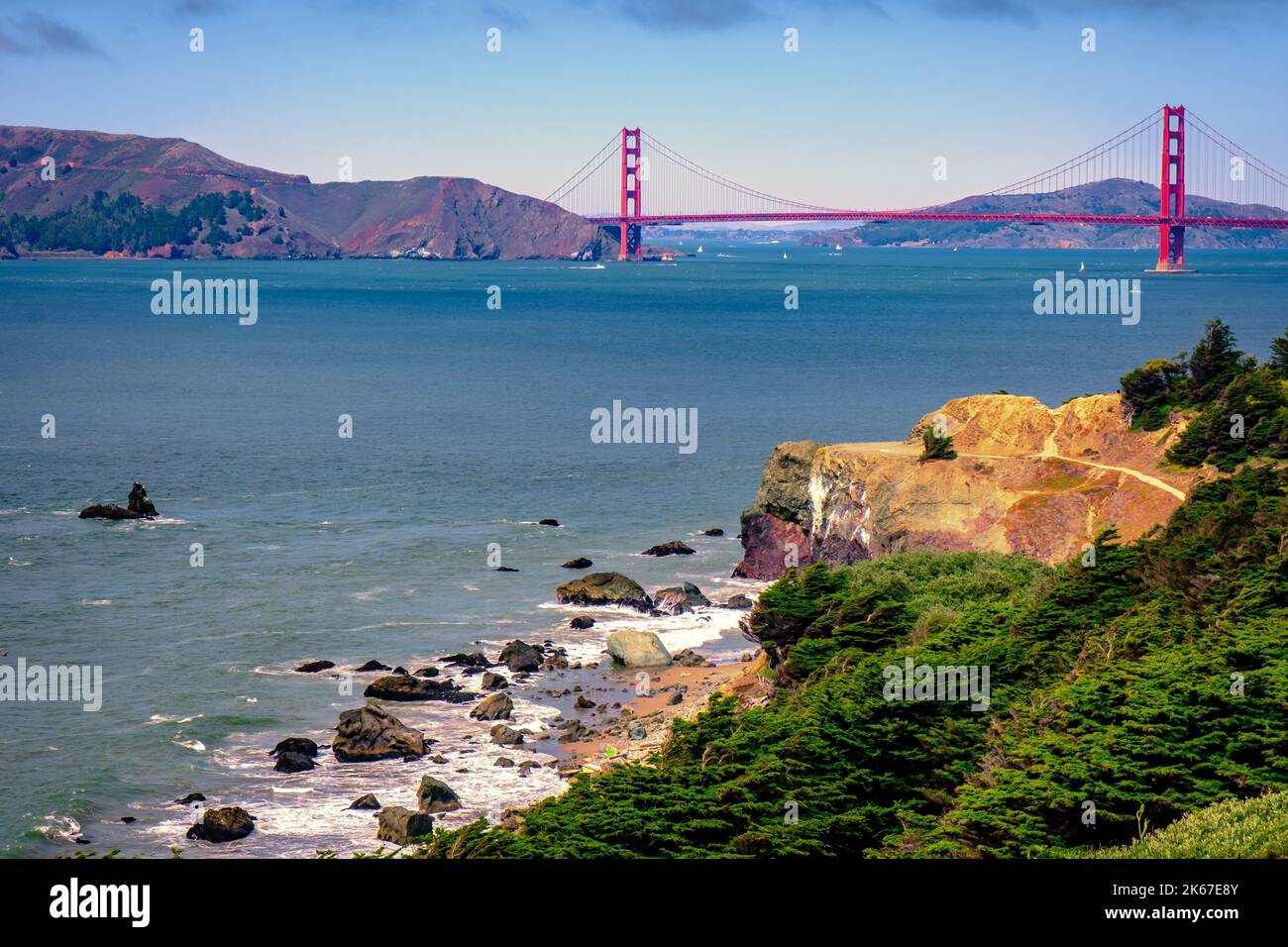 The Golden Gate Bridge with the Marin hills and Pacific Ocean. Foliage ...