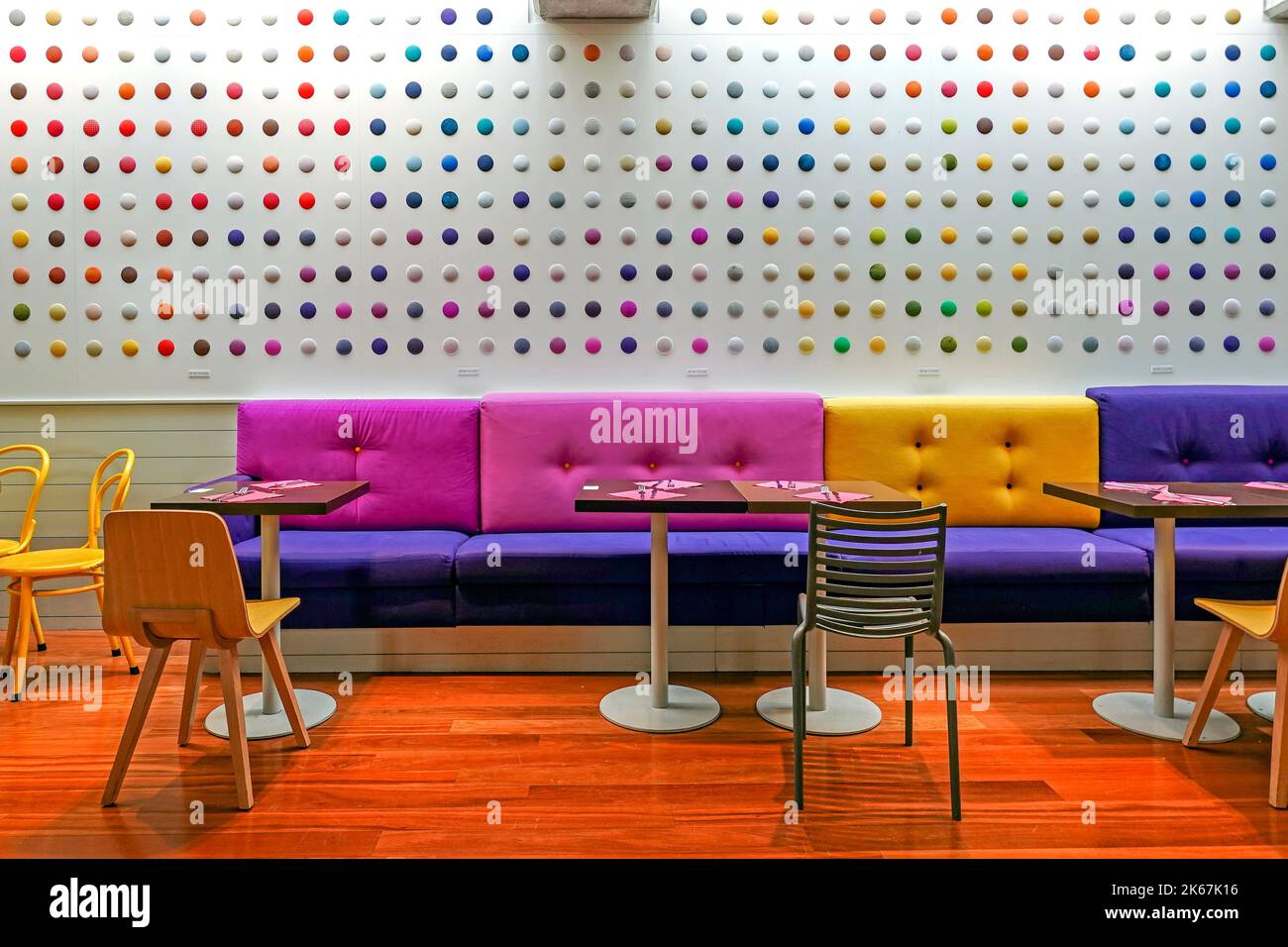 Bustling paris hi-res stock photography and images - Alamy