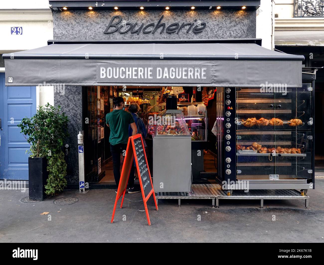 Bustling paris hi-res stock photography and images - Alamy